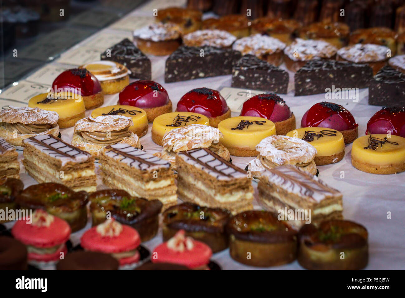 Borough market cake stall hi-res stock photography and images - Alamy