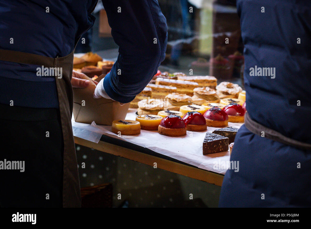 Borough market cake stall hi-res stock photography and images - Alamy
