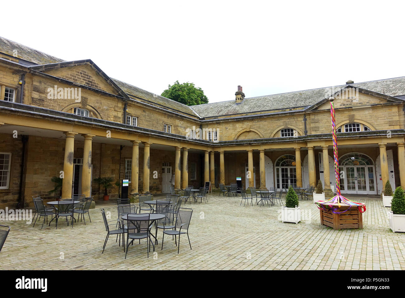 Courtyard with stables hi-res stock photography and images - Alamy