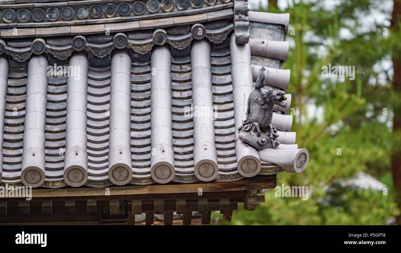 Dragon in Japanese roof Stock Photo - Alamy