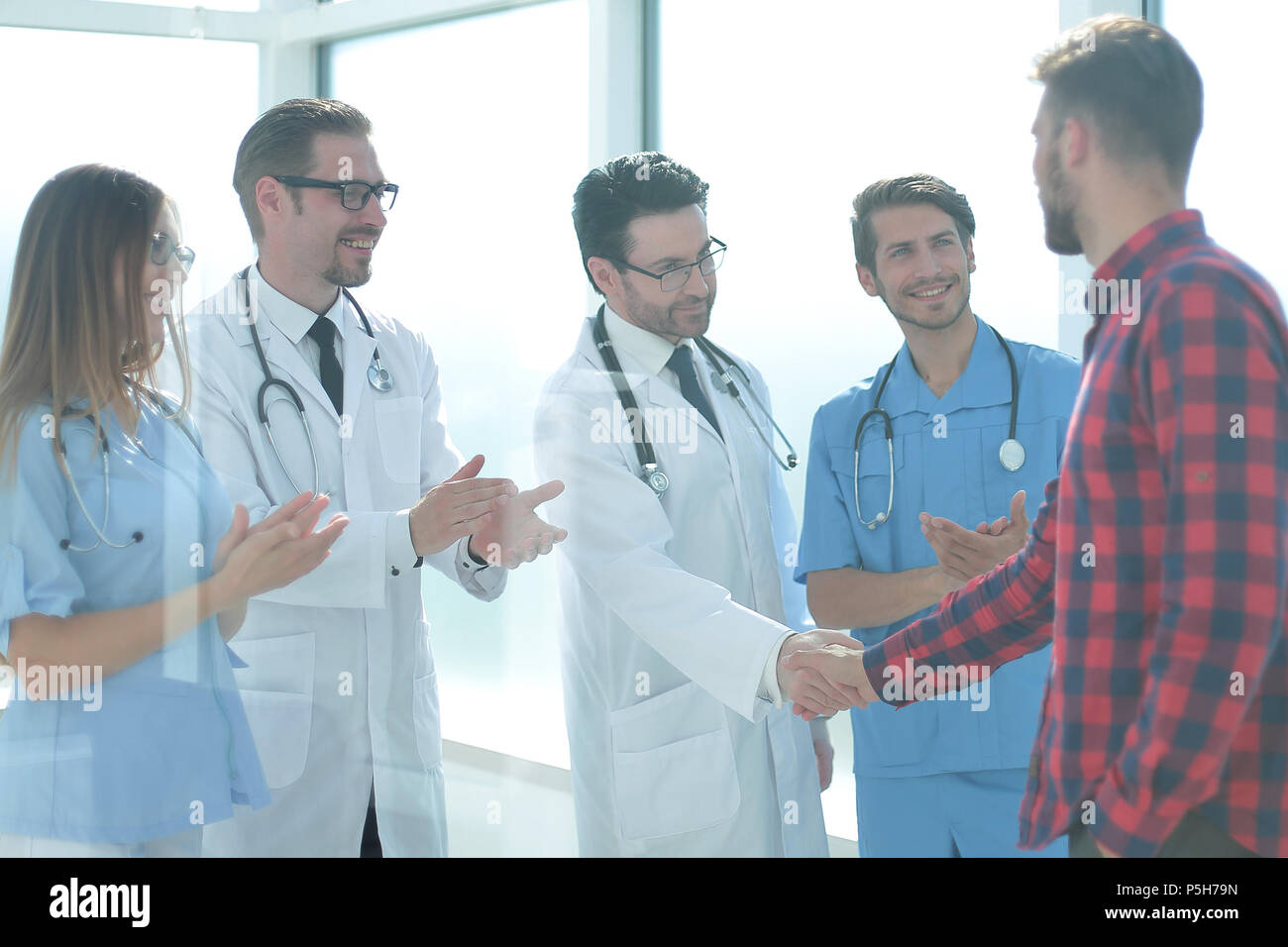 doctors congratulating the patient on recovery Stock Photo - Alamy