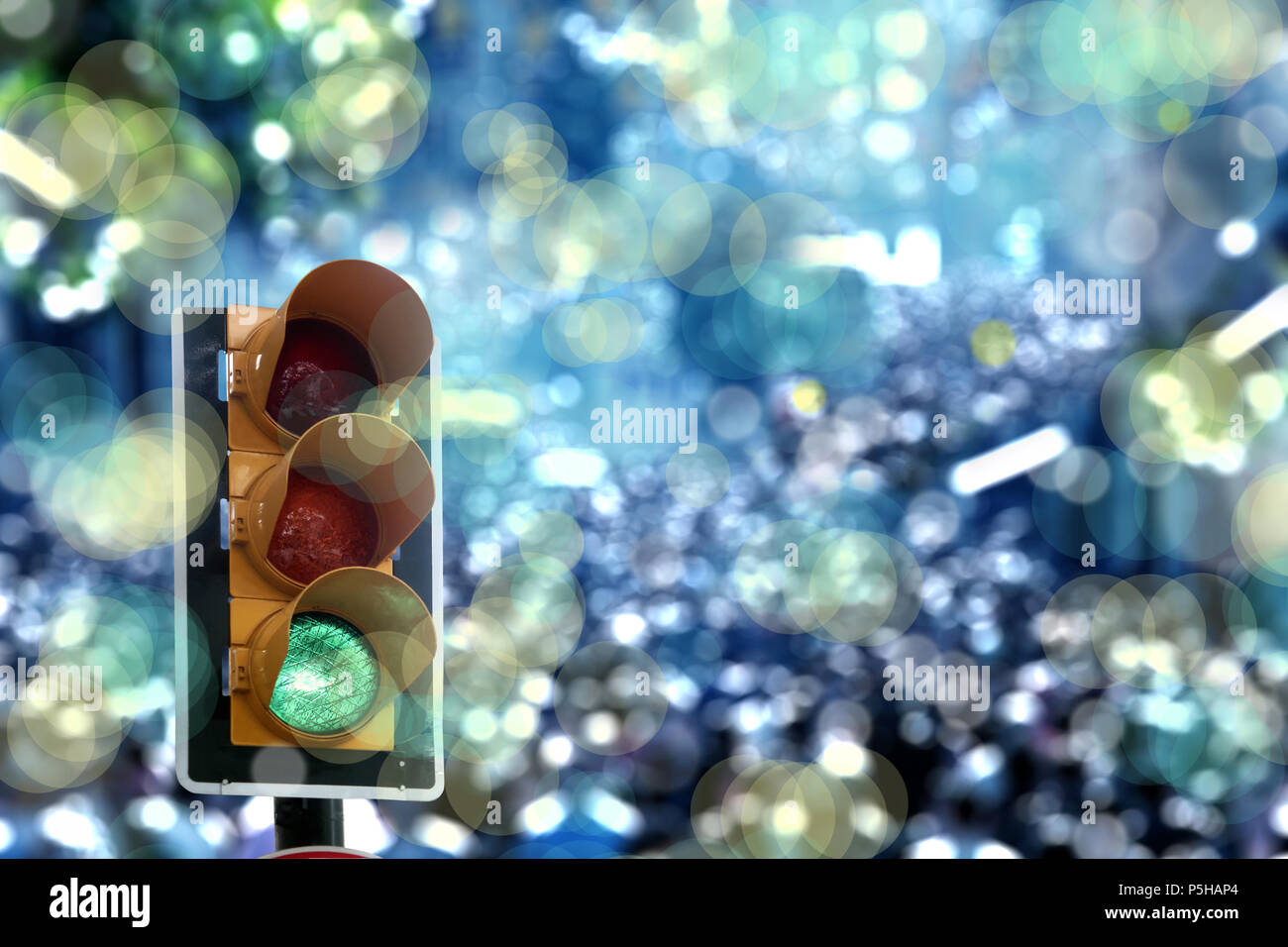 close up shot of traffic light on green Stock Photo - Alamy