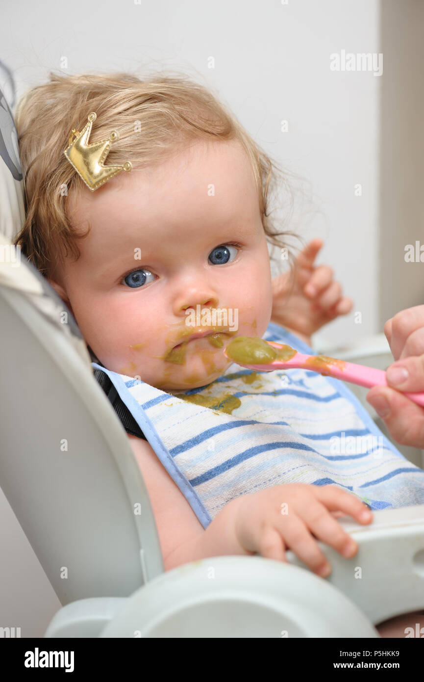 Feeding baby girl hi-res stock photography and images - Alamy