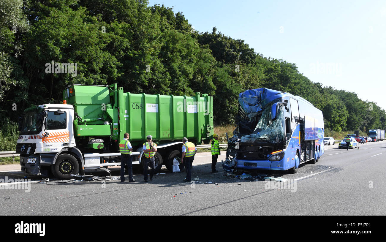Ettlingen, Germany. 27th June, 2018. A coach involved in an accident ...
