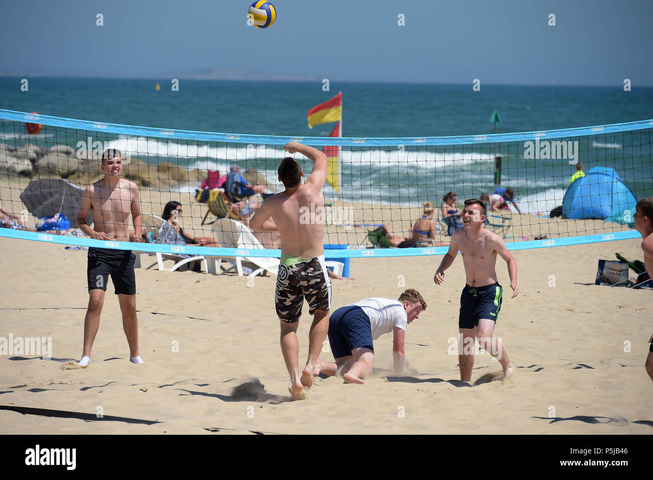 Sandbanks, Dorset. 27th Jun, 2018. Visitors flock to Sandbanks make the ...