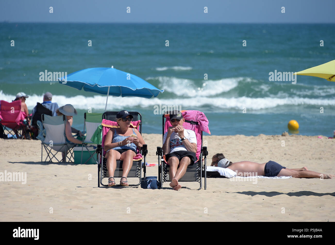 Visitors flock to sandbanks make the most of the famous hi-res stock ...