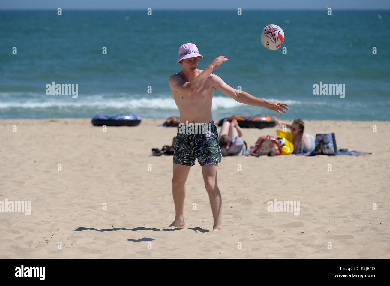 Sandbanks, Dorset. 27th Jun, 2018. Visitors flock to Sandbanks make the ...
