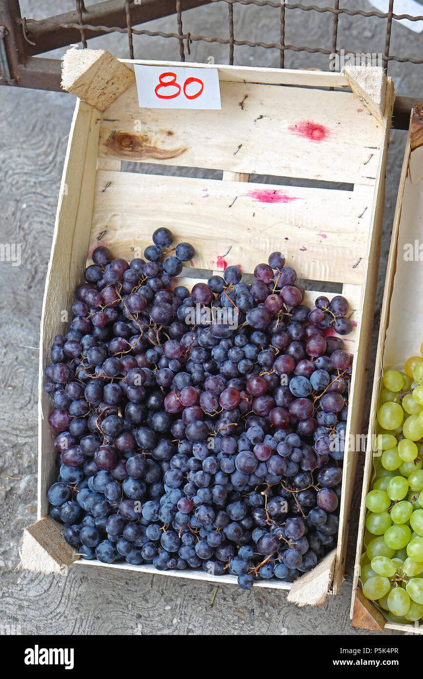 Red grapes in wooden crate Stock Photo - Alamy
