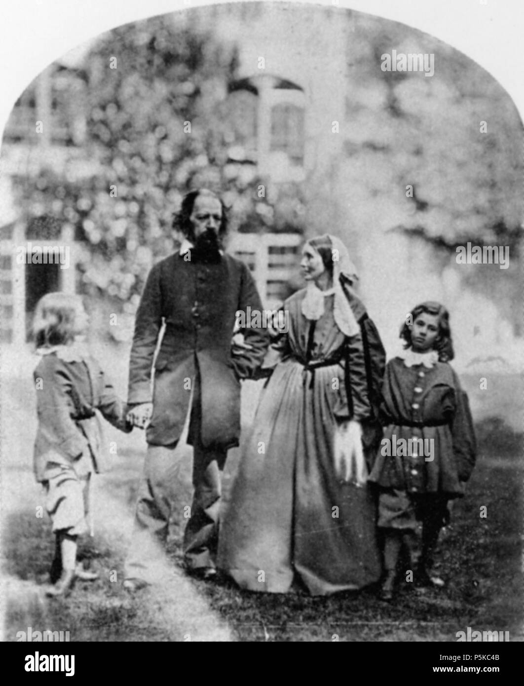 Deutsch: Alfred und Emily Tennyson mit ihren Söhnen in Farringford ...