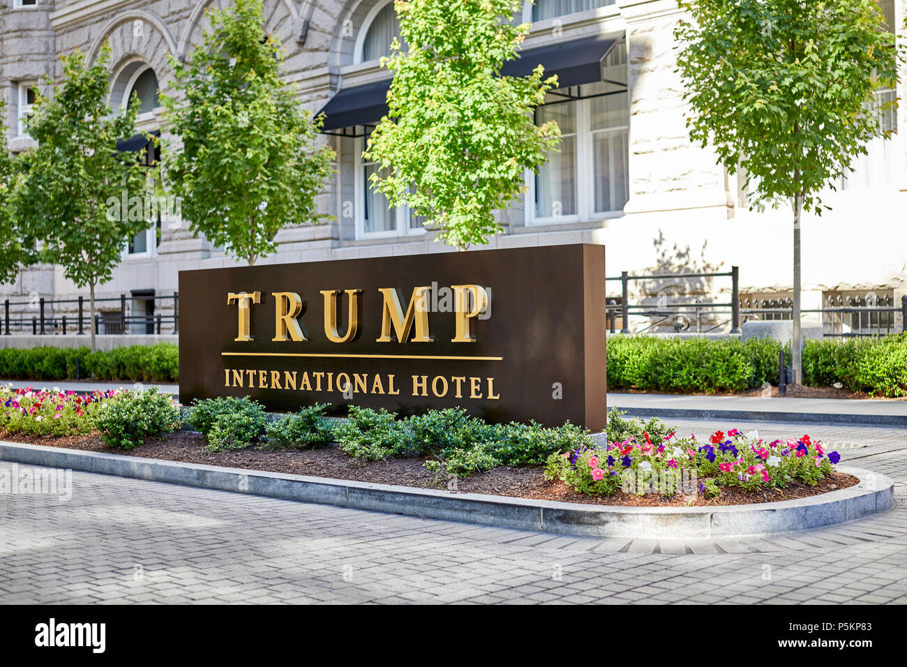 Hotel entrance awning hi-res stock photography and images - Alamy