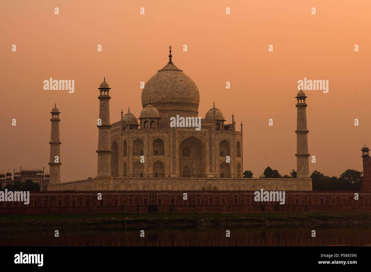 taj mahal sunset Stock Photo - Alamy