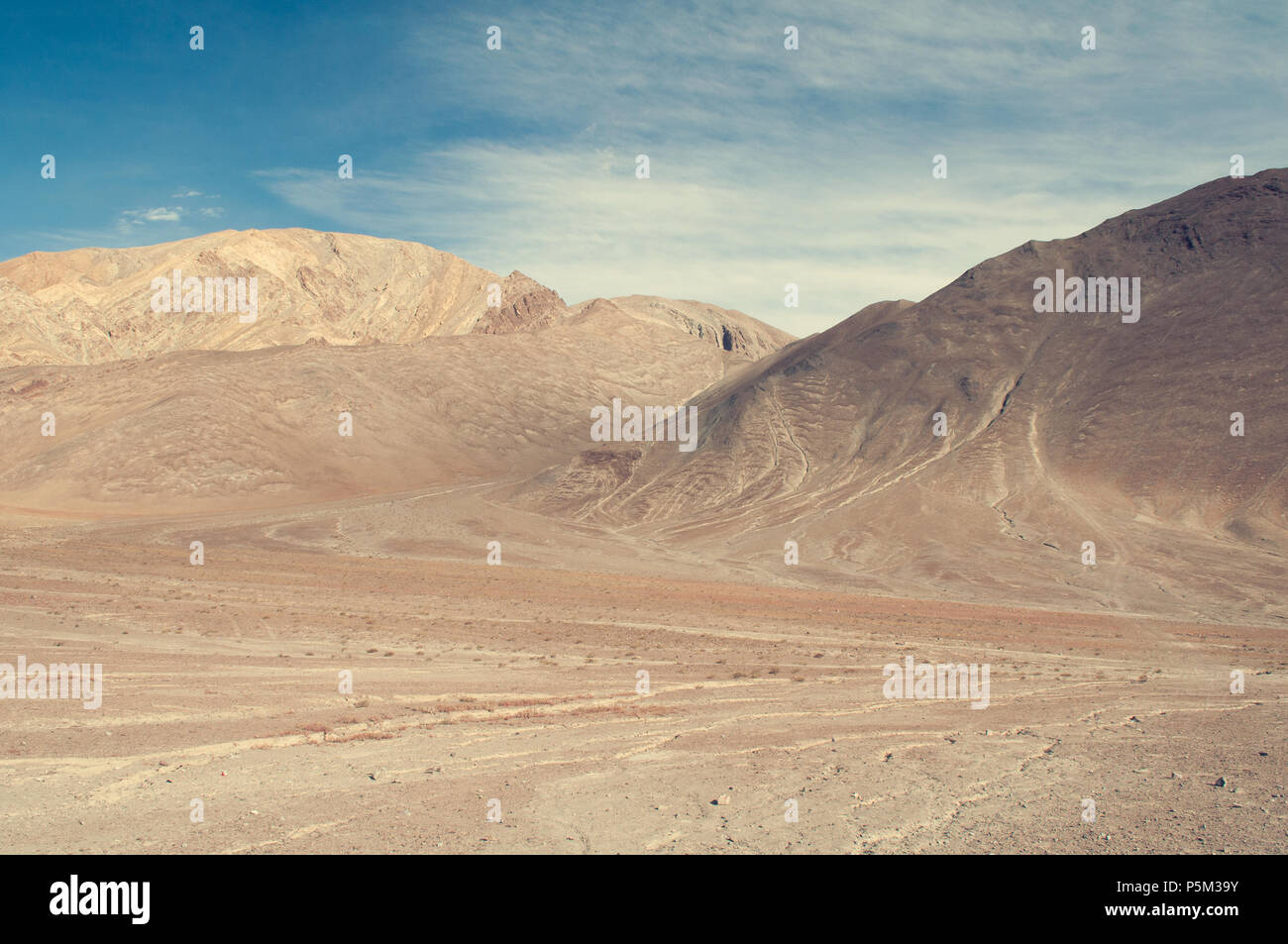 Empty desert in himalayas , India Stock Photo - Alamy