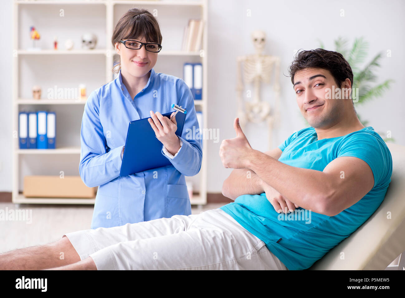 Doctor checking nerve reflexes with hammer Stock Photo - Alamy