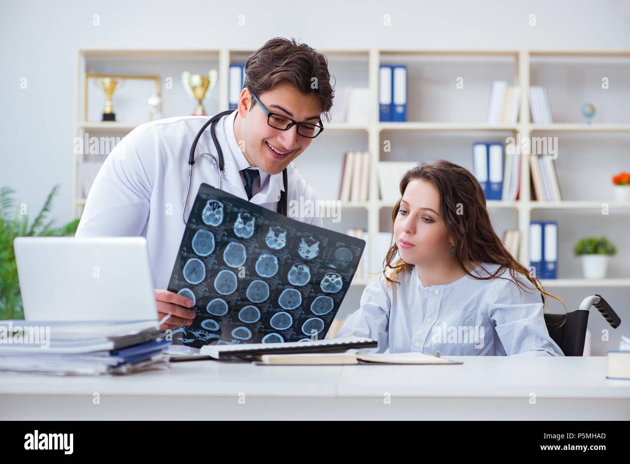 Doctor explaining to patient results of x-ray imaging Stock Photo - Alamy
