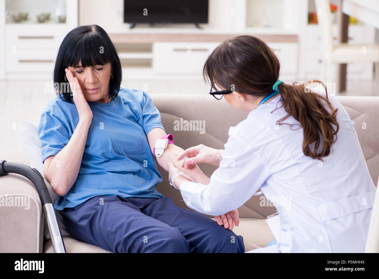 Doctor making injection to senior old woman Stock Photo - Alamy