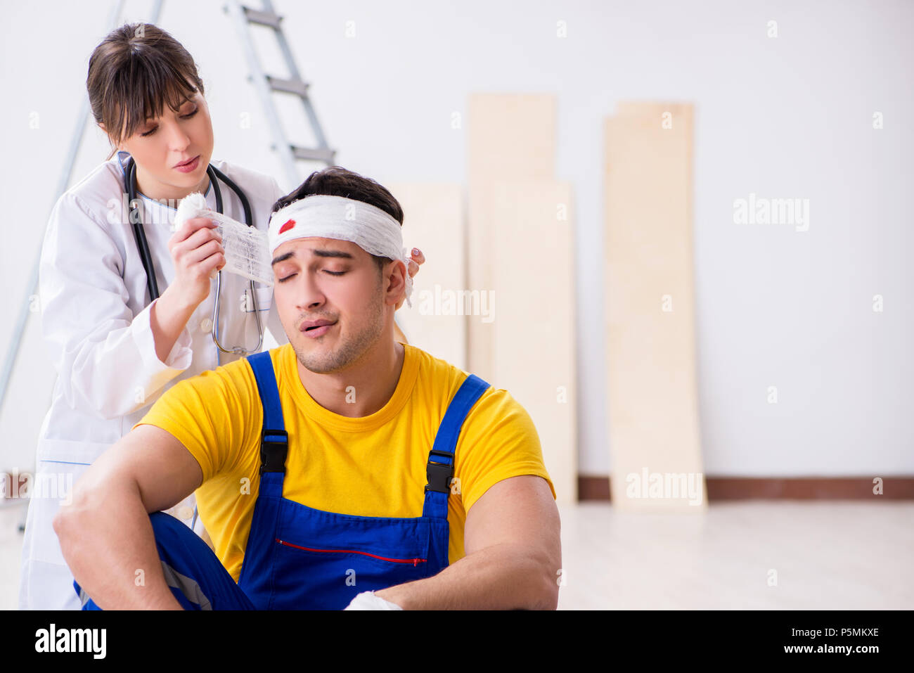 Worker with injured head and doctor Stock Photo - Alamy