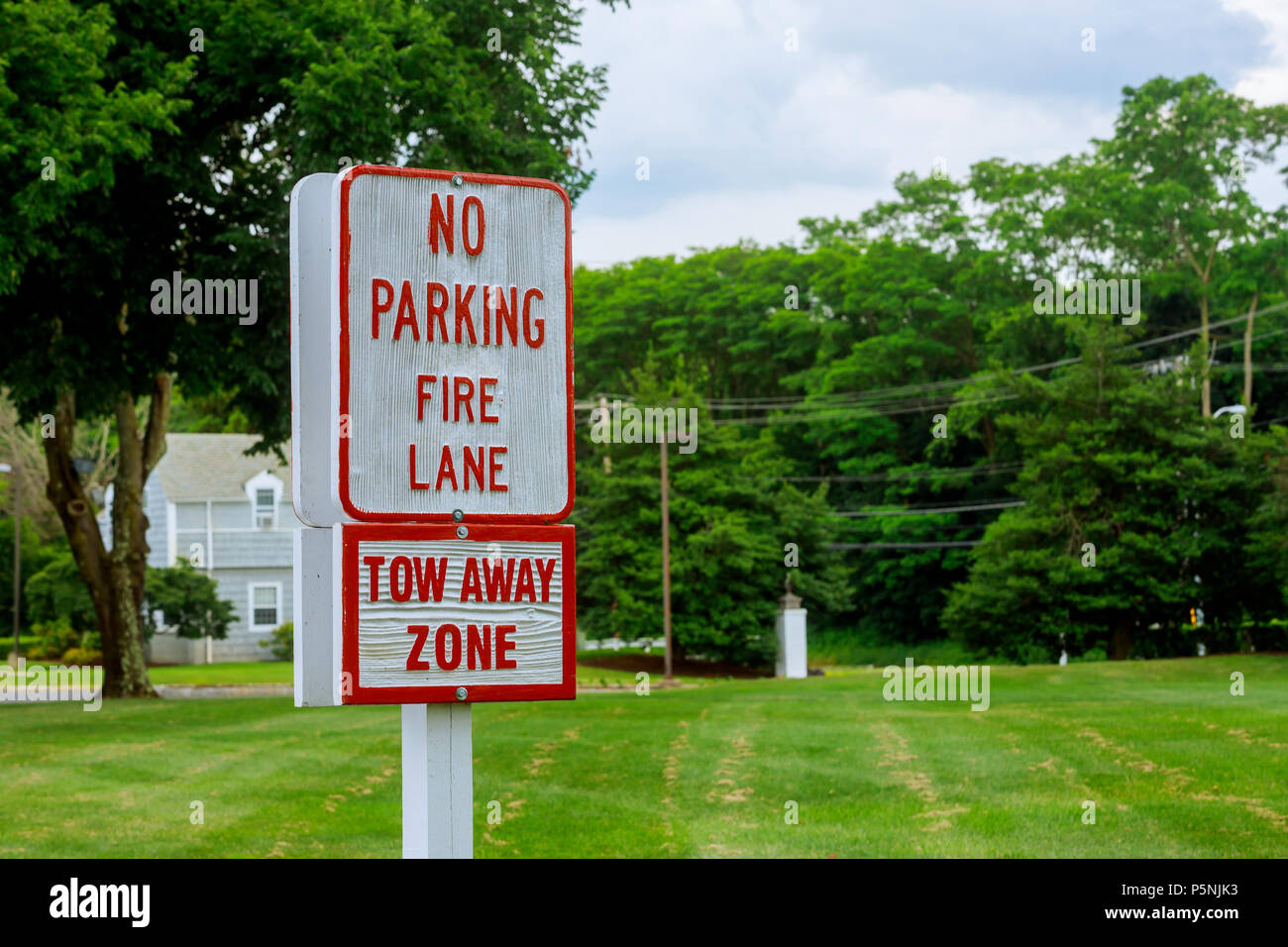 Fire lane no parking sign Red Letters on White Sign Stock Photo - Alamy