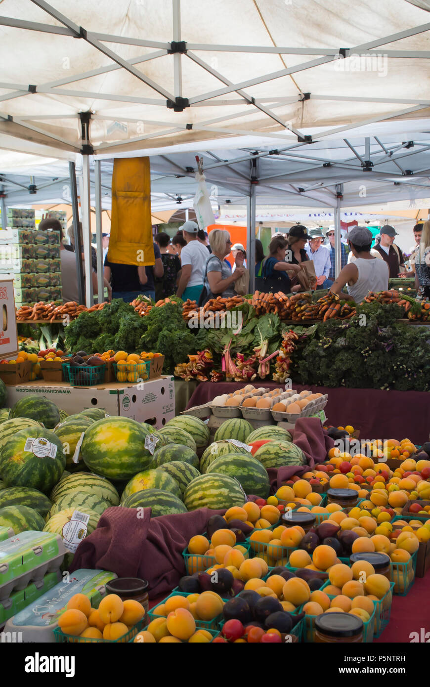 Farmers market tent hi-res stock photography and images - Alamy