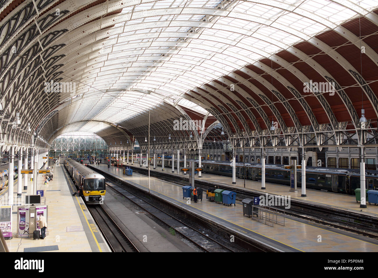 Heathrow Express train at London Paddington station Stock Photo - Alamy