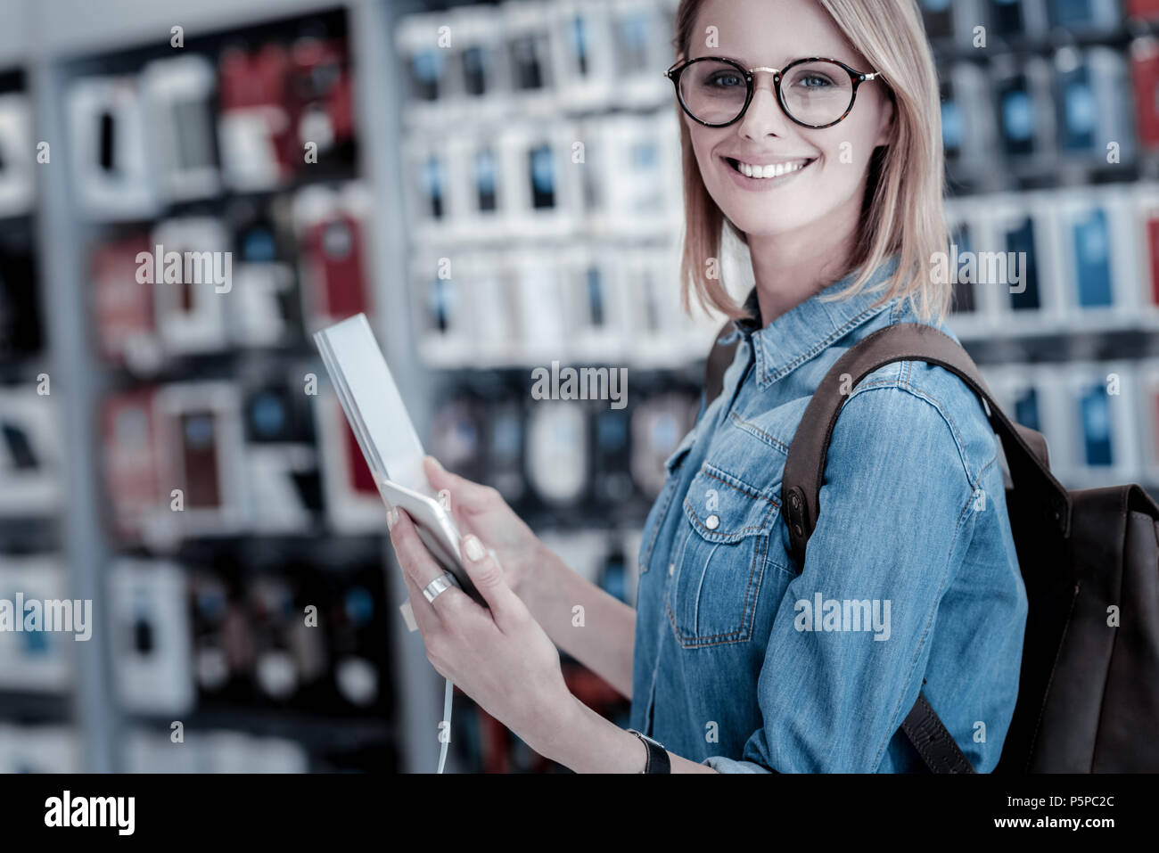 Shopping for new devices hi-res stock photography and images - Alamy
