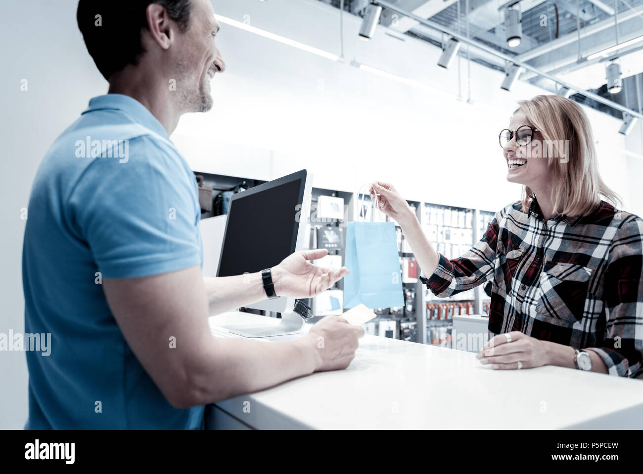 Tech store hi-res stock photography and images - Alamy