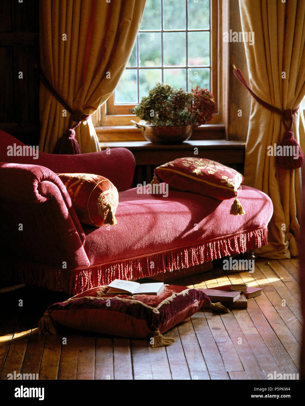 Cream sofa in front window hi-res stock photography and images - Alamy