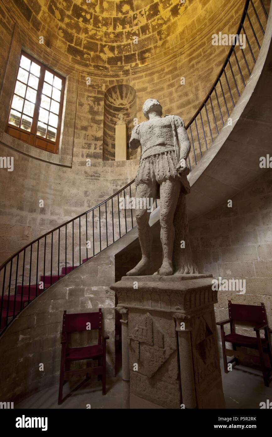 Escalera elíptica de caracol ,siglo XIX, y estatua del navegante Jaume Ferrer. Consolat de Mar ...