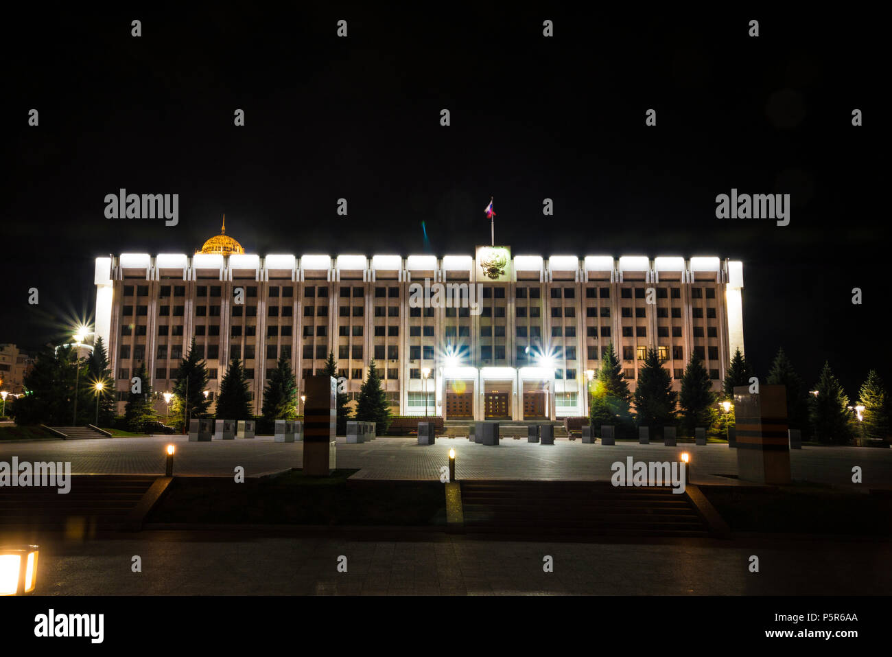Government building, on the roof of the Russian flag and coat of arms ...