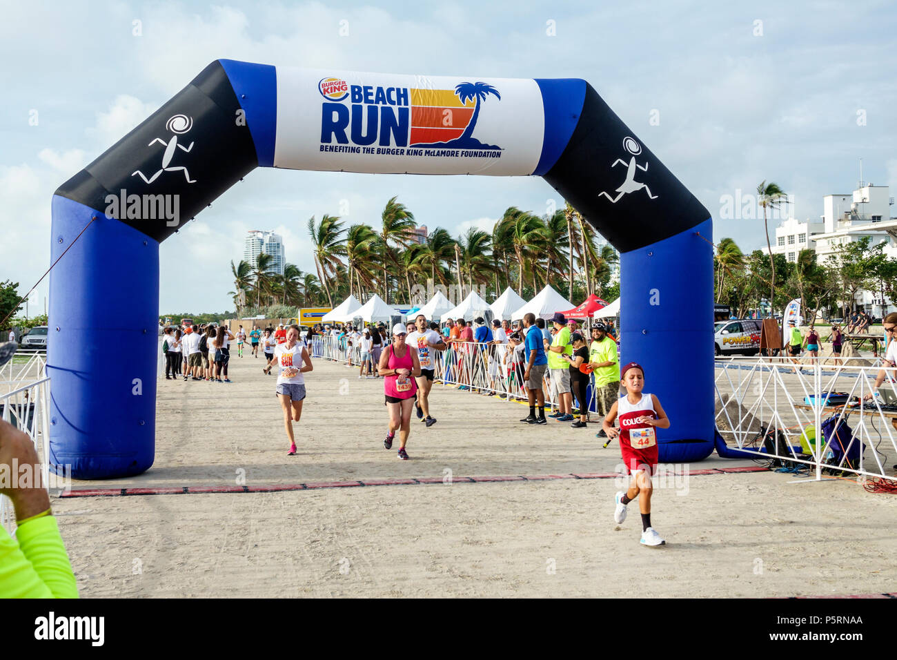 Run to finish line hi-res stock photography and images - Alamy