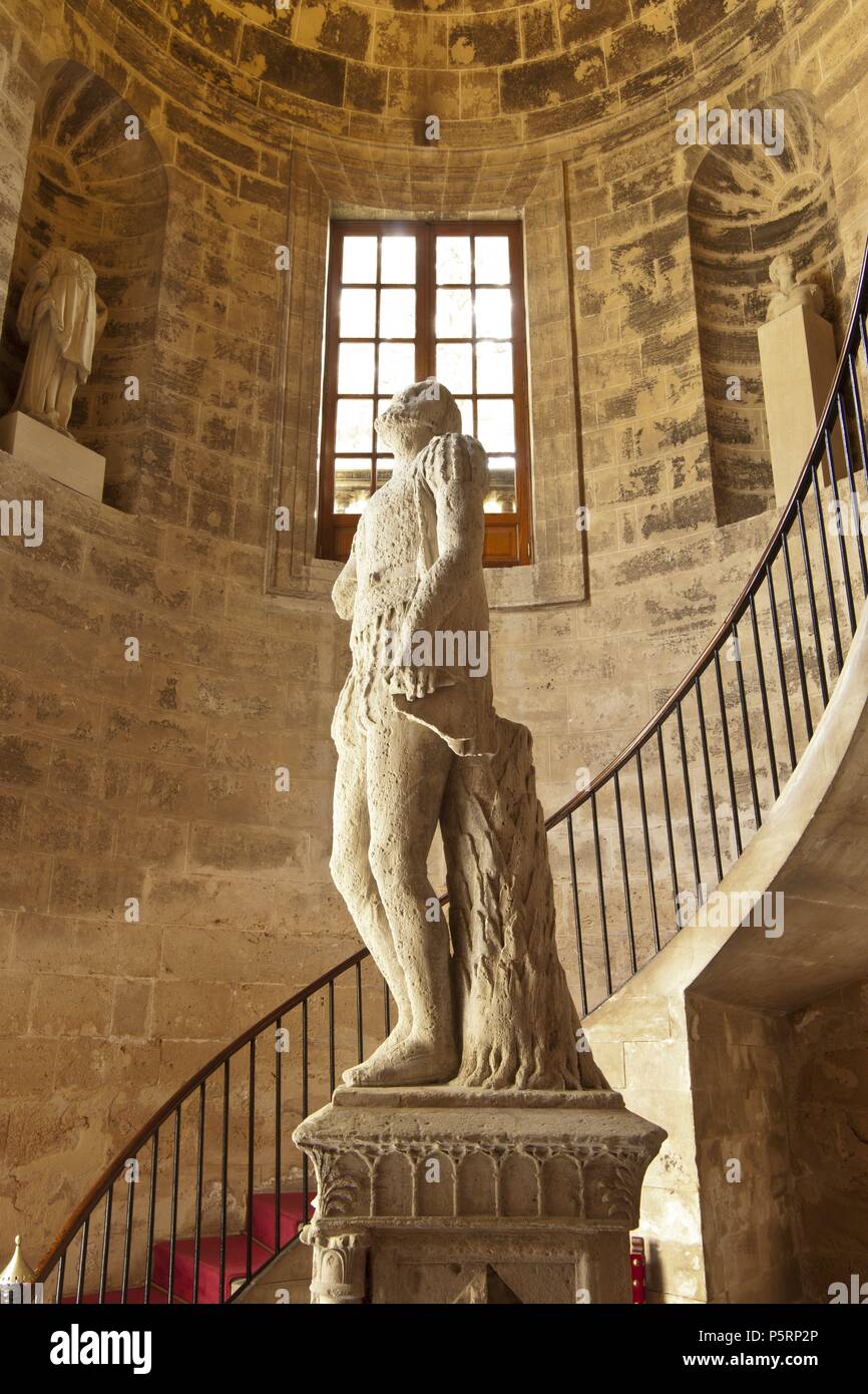 Escalera elíptica de caracol ,siglo XIX, y estatua del navegante Jaume Ferrer. Consolat de Mar ...