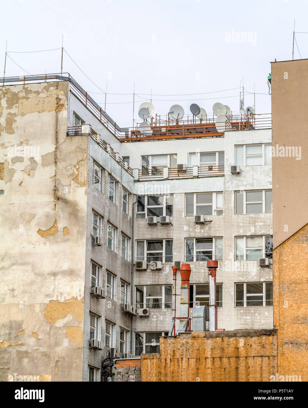 Rundown apartment hi-res stock photography and images - Alamy