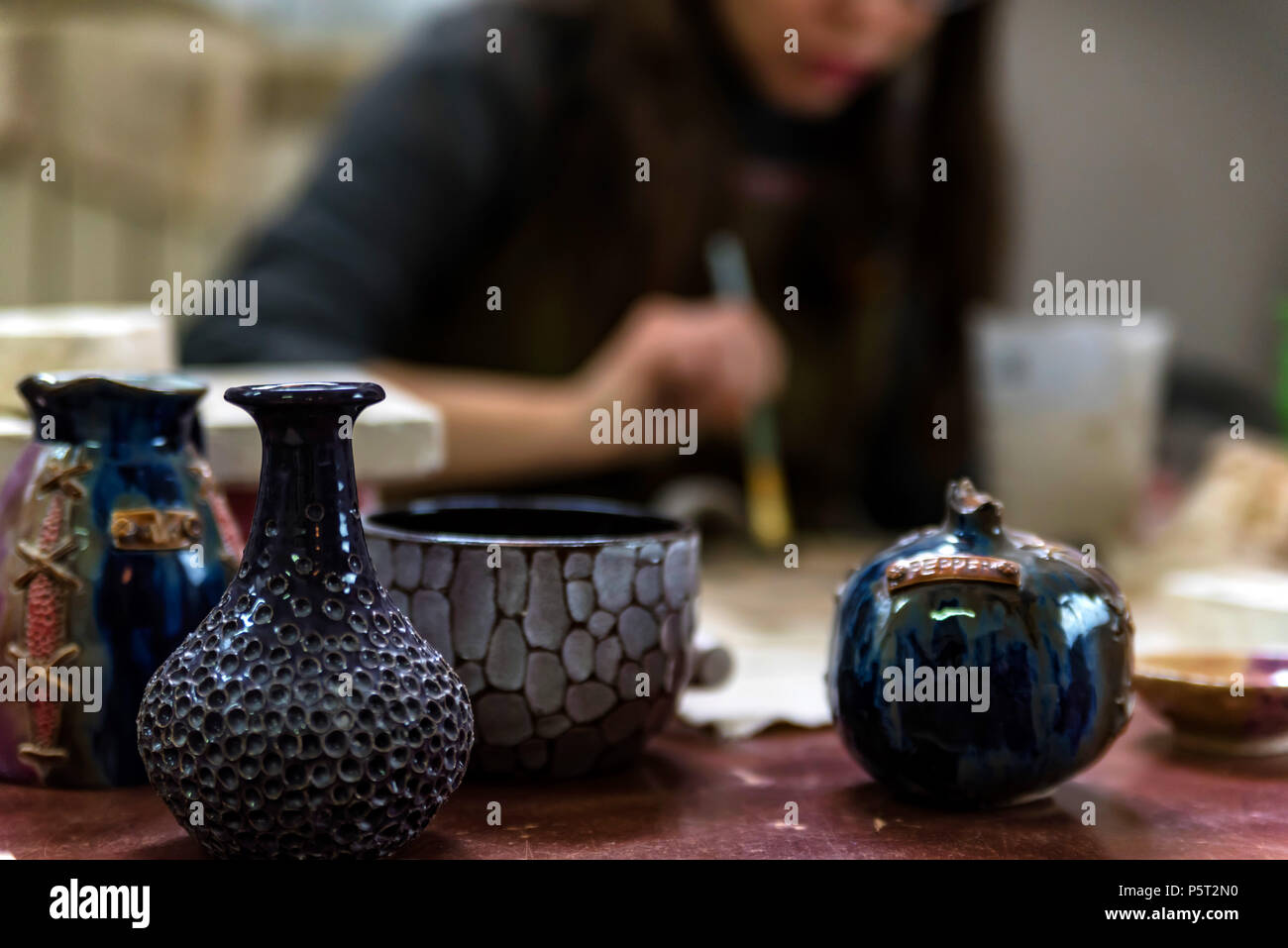 Pottery craftsman decorating pot hi-res stock photography and images ...