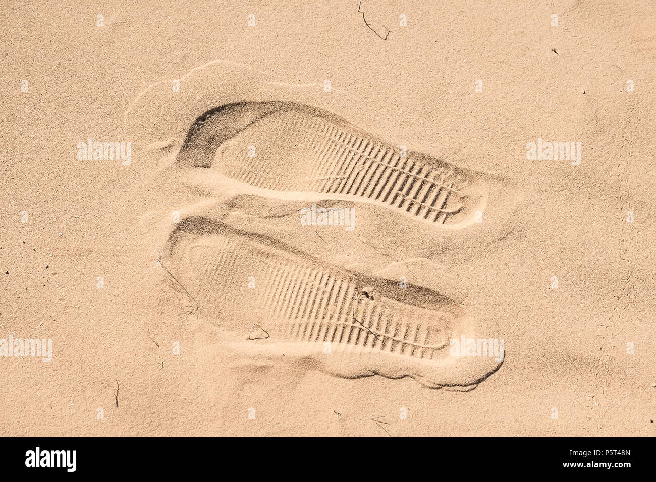 Two shoe imprints on sand in desert Stock Photo - Alamy