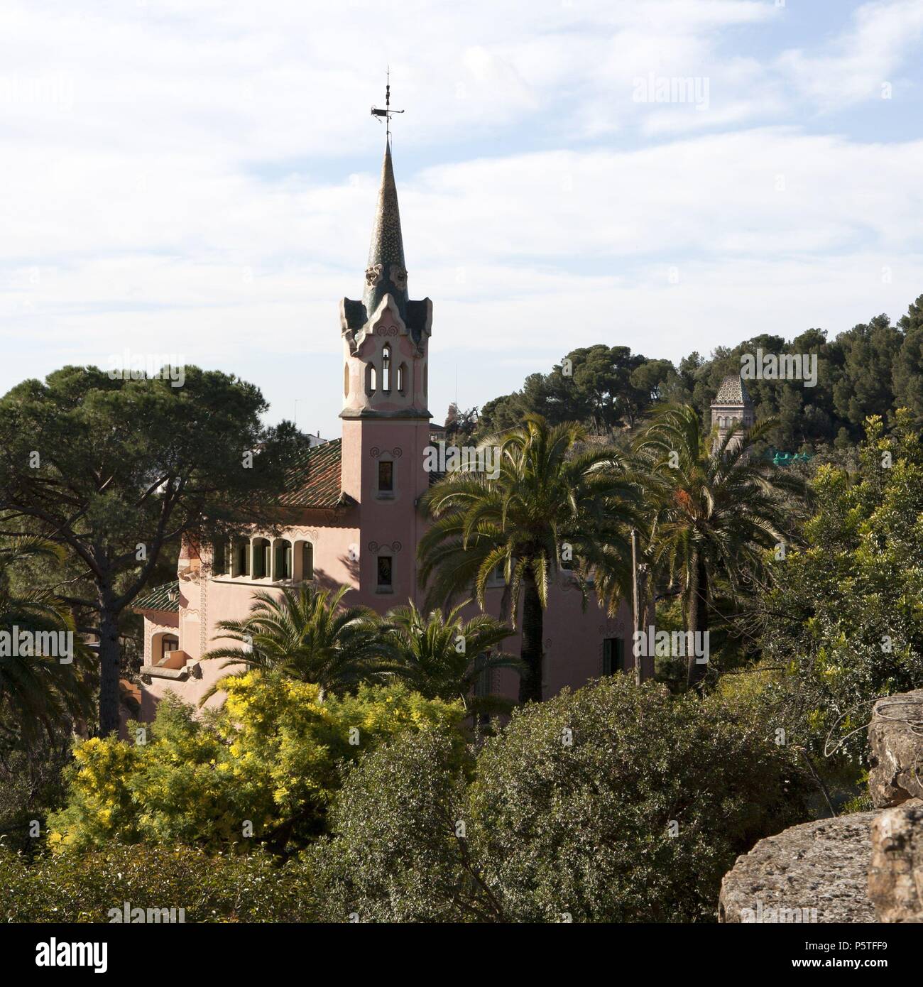Park Güell. Casa-Museo Gaudí, diseñada por Francesc Berenguer entre ...