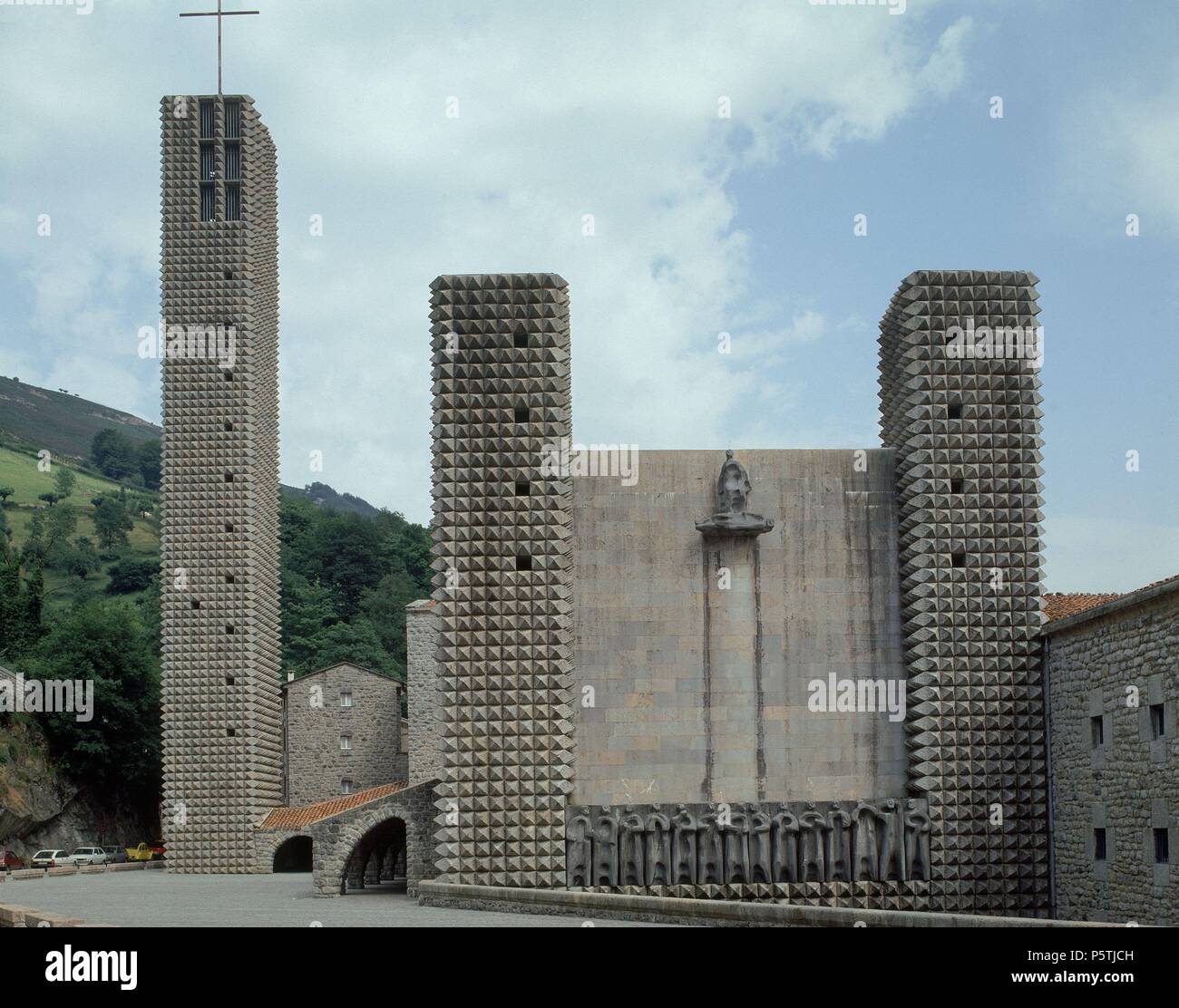 BASILICA NTRA SRA ARANZAZU-FACHADA Y TORRES. Author: SAENZ DE OIZA ...