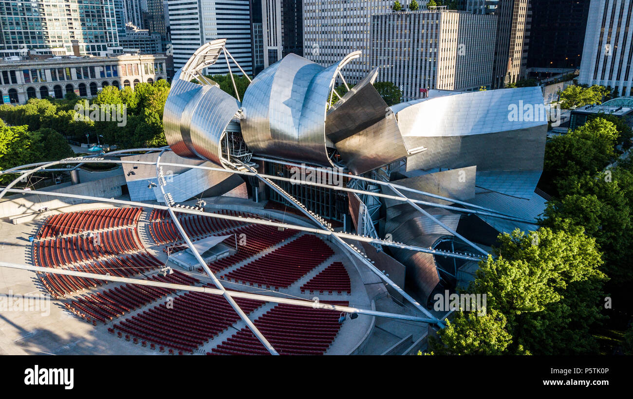 Jay Pritzker Pavilion, Millennium Park, Chicago, IL, USA Stock Photo ...