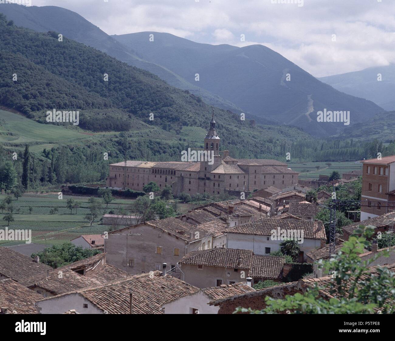 EXTERIOR-PANORAMICA DEL MONASTERIO DE YUSO Y PUEBLO. Location: EXTERIOR ...