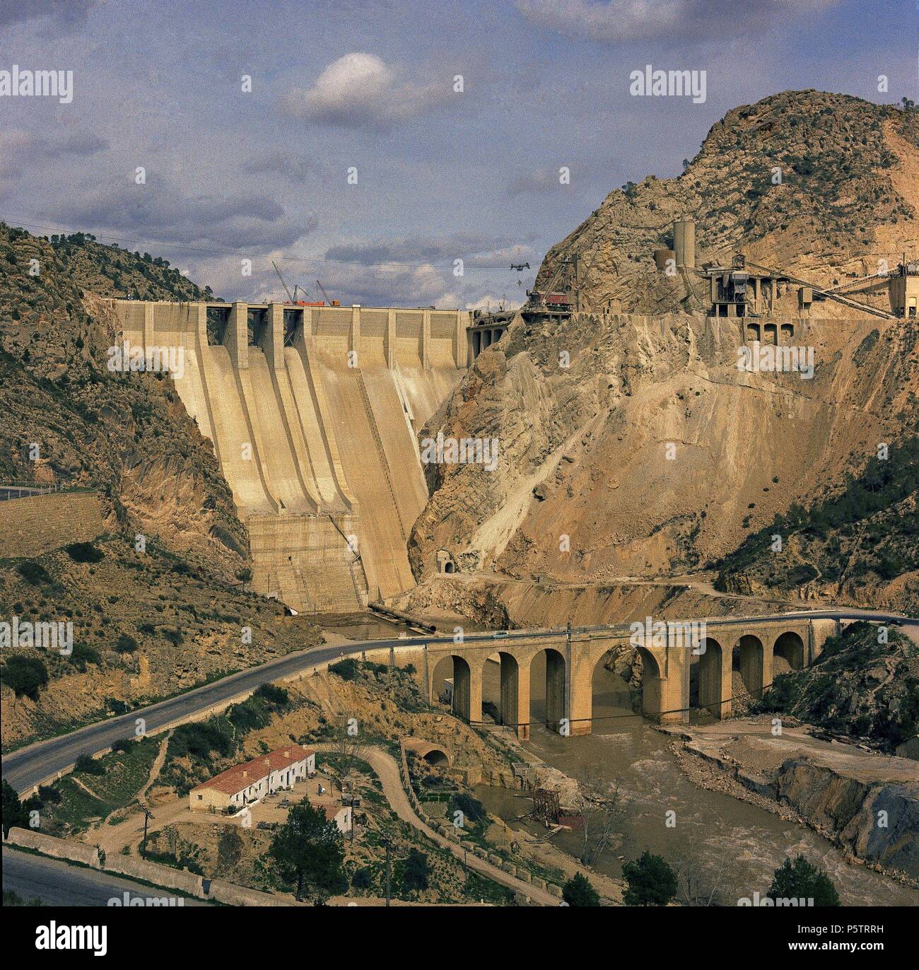 Presa del embalse de contreras hi-res stock photography and images - Alamy