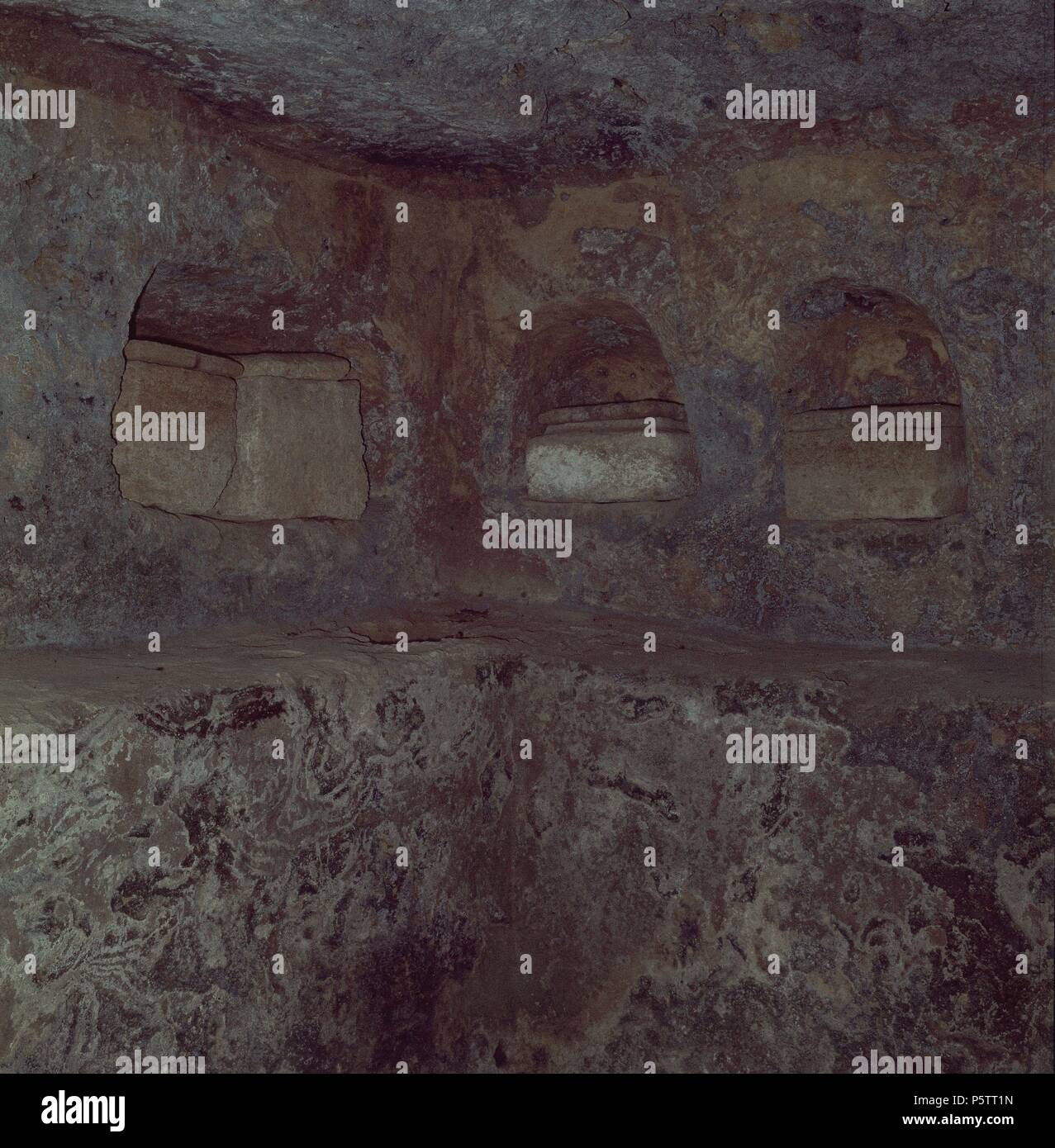 INTERIOR-COLUMBARIO-NICHOS CON URNAS CINERARIAS. Location: NECROPOLIS ...