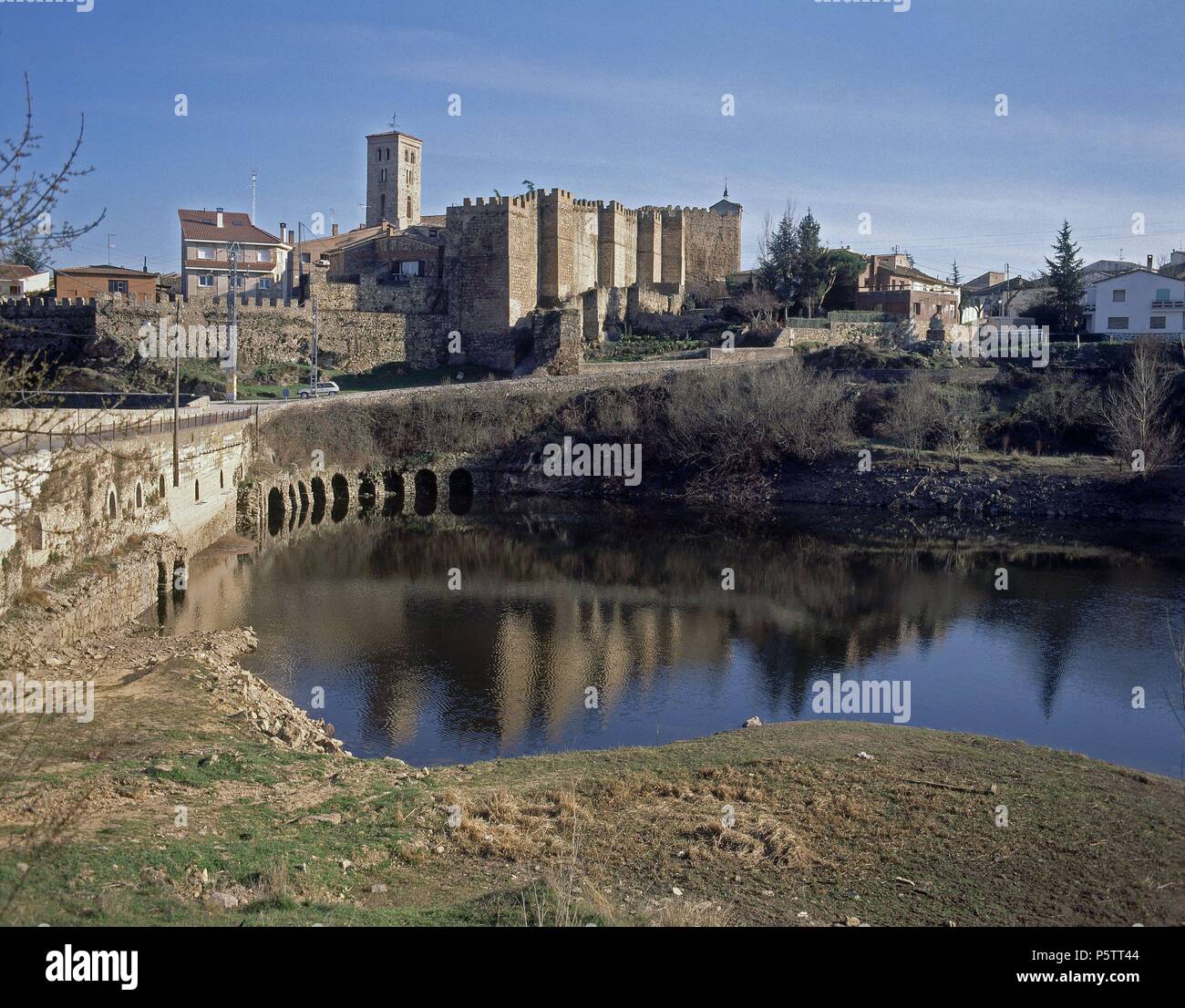 RIO LOZOYA CON EL CASTILLO Y LAS MURALLAS DE BUITRAGO DEL LOZOYA DETRAS ...