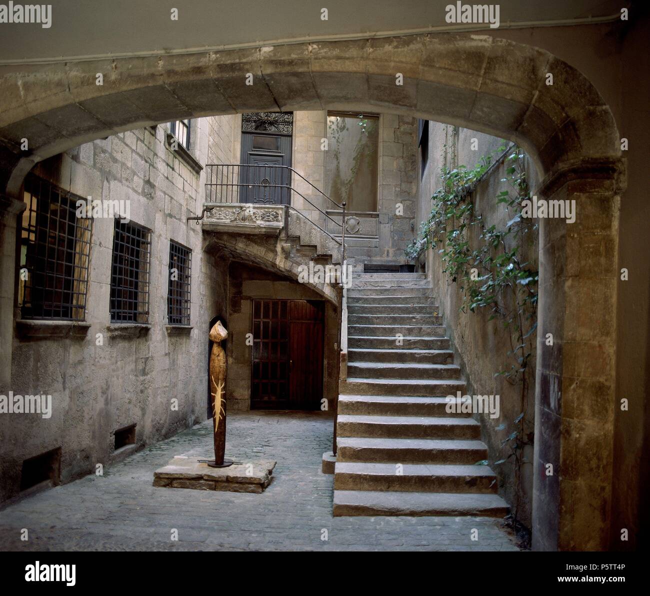 PASADIZO CON ESCULTURA Y ESCALINATA - CALL. Location: JEWISH QUARTER ...