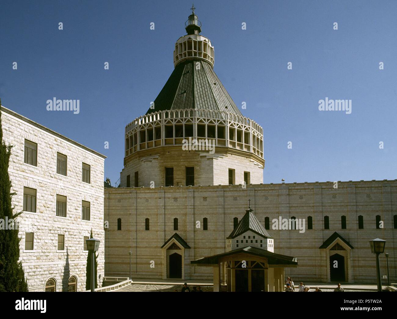 EXTERIOR-FACHADA LATERAL CON VISITANTES-1968-LA MAS GRANDE DE TODO ...