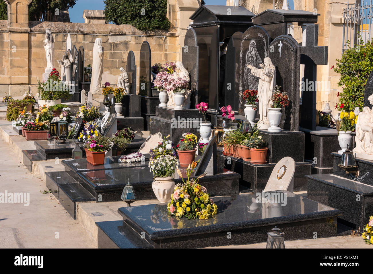 Ornate carved headstone hi-res stock photography and images - Alamy