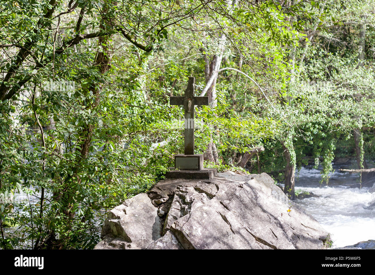 Cross mound hi-res stock photography and images - Alamy