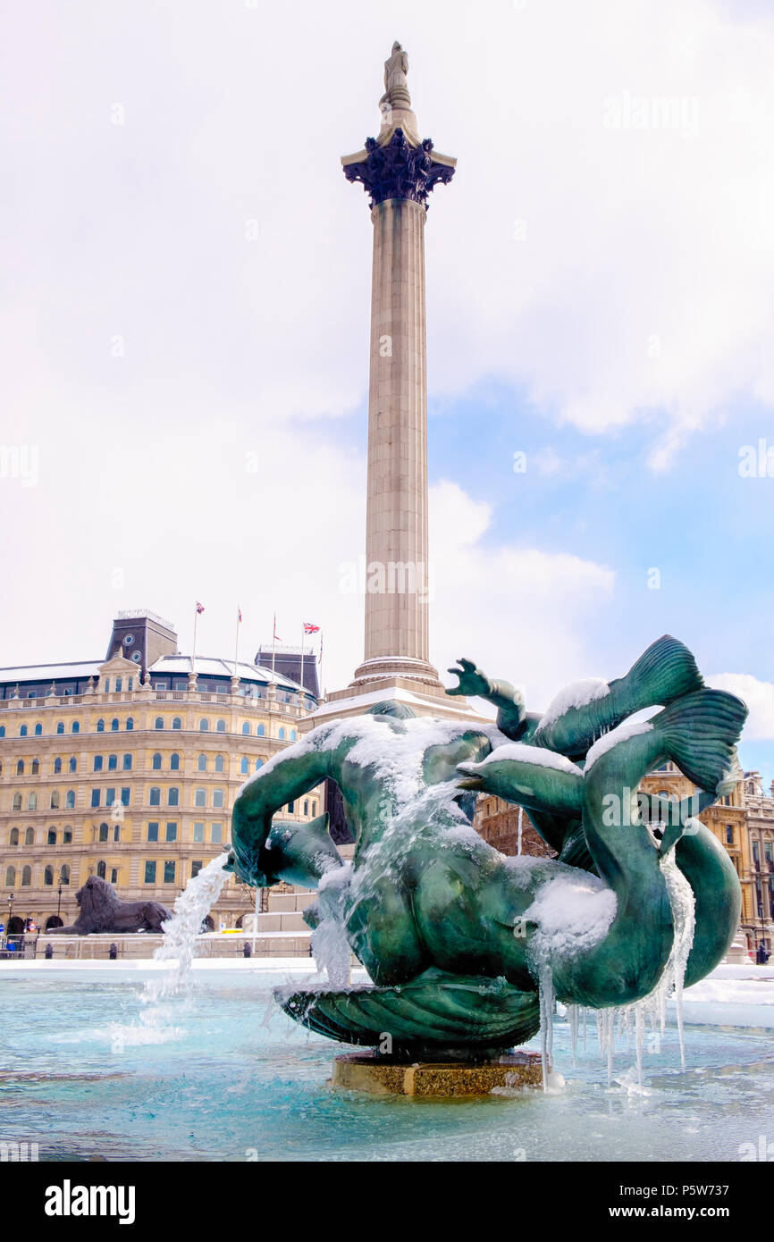 The Edwin Lutyens fountain and Nelson's column and Trafalgar Square in London in the snow Stock ...