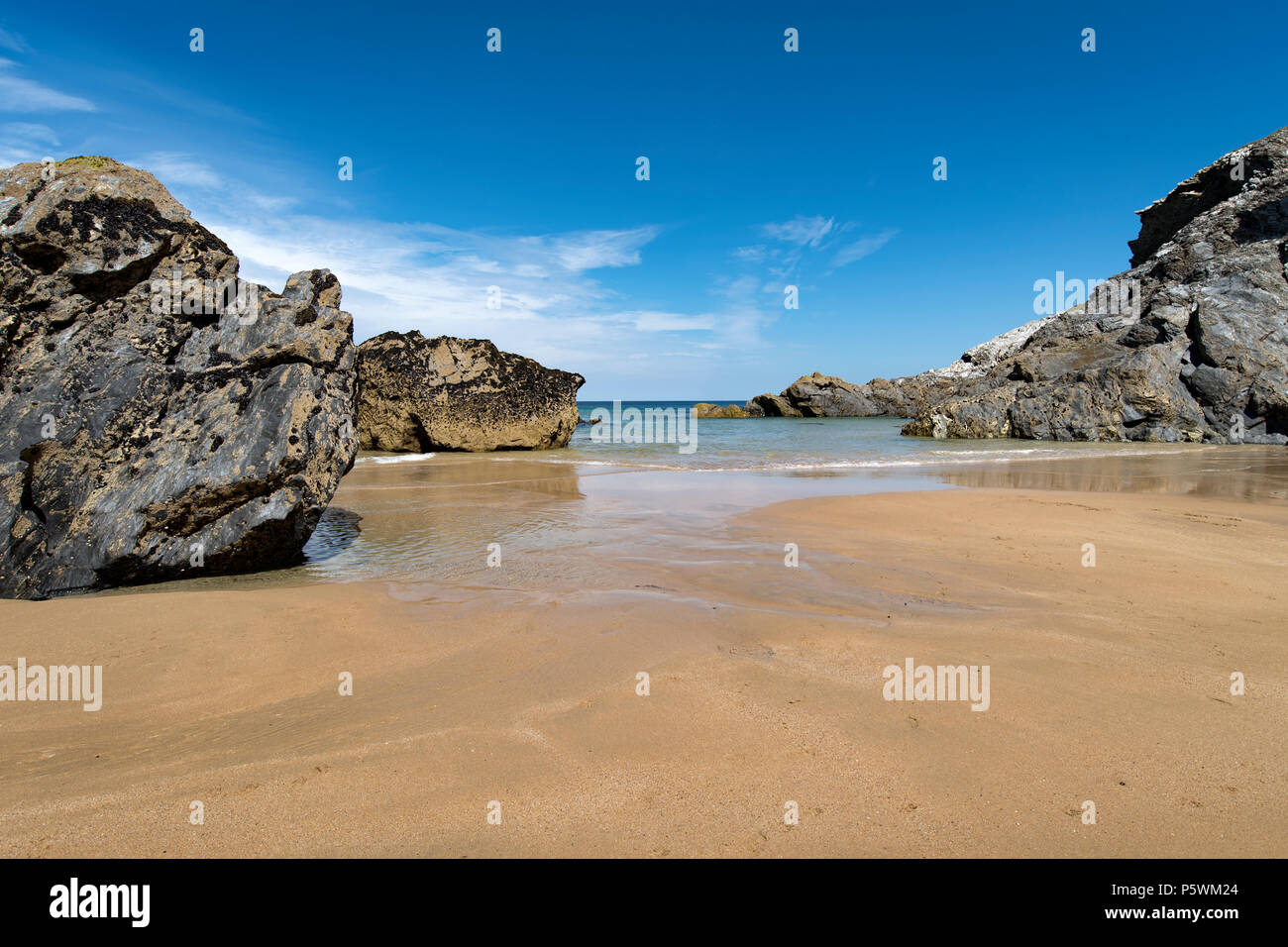 Hidden beaches in cornwall hi-res stock photography and images - Alamy