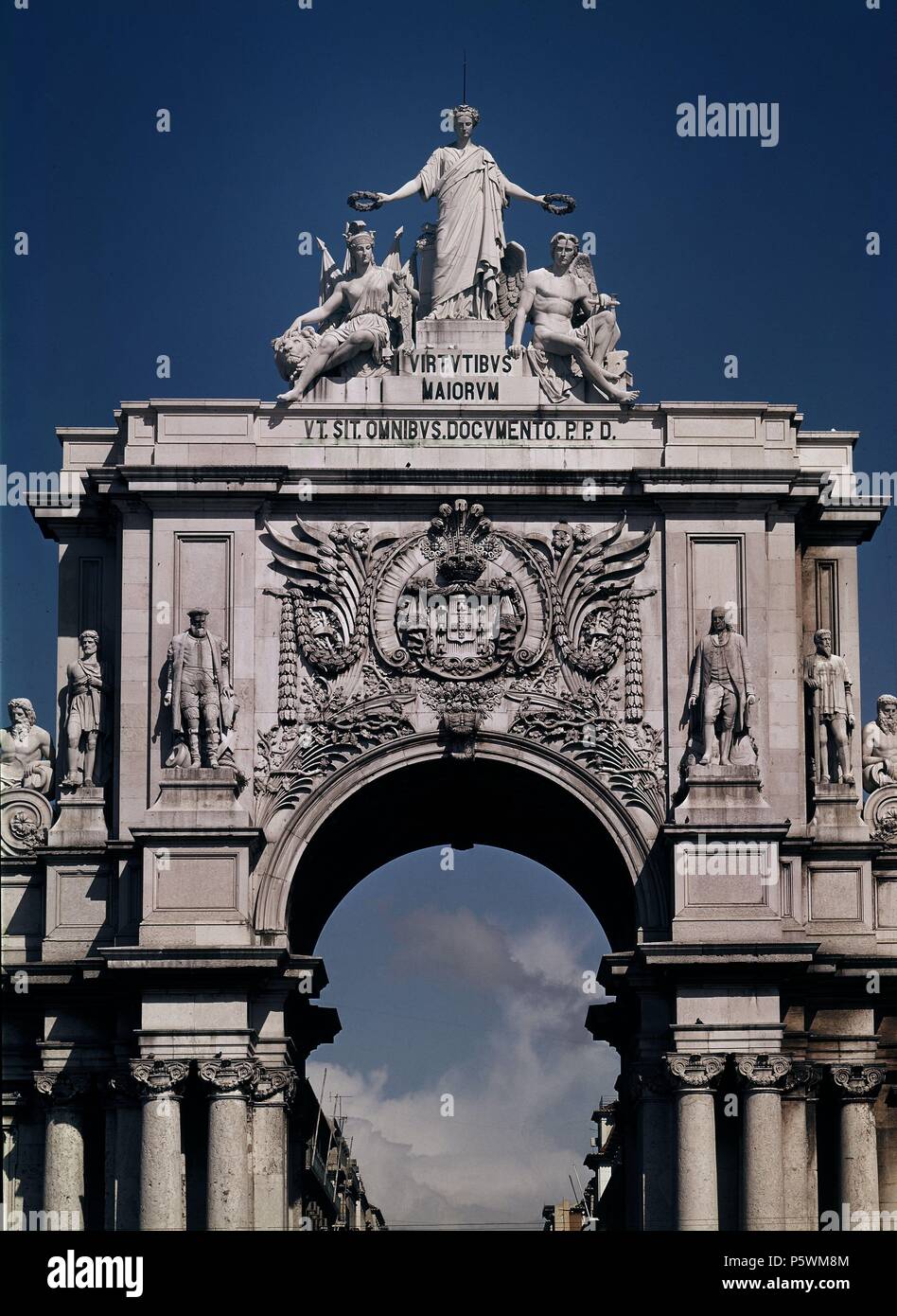 Lisboa plaza del comercio hi-res stock photography and images - Alamy