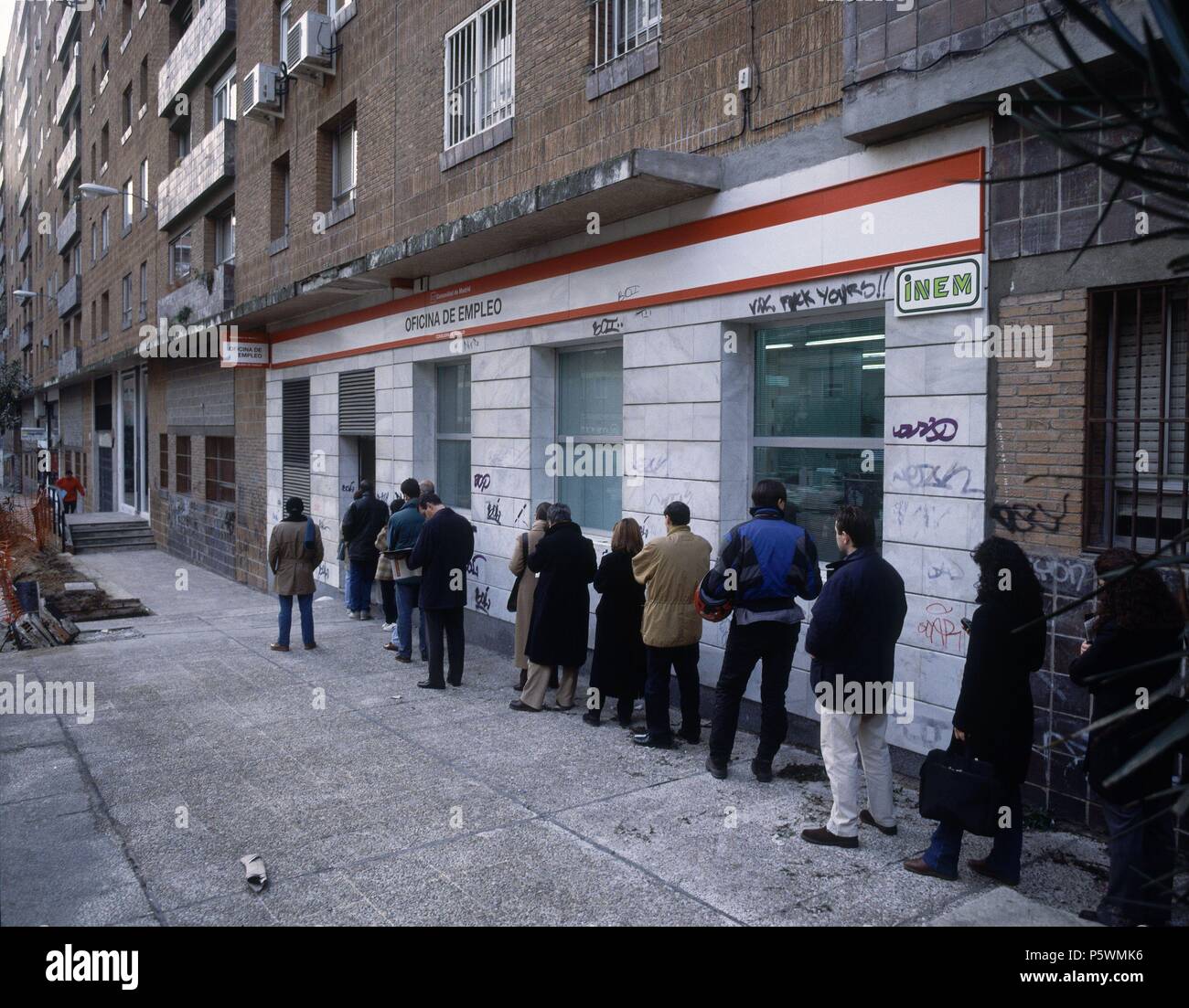 GENTE HACIENDO COLA EN UNA OFICINA DEL INEM. Location: EXTERIOR, MADRID ...