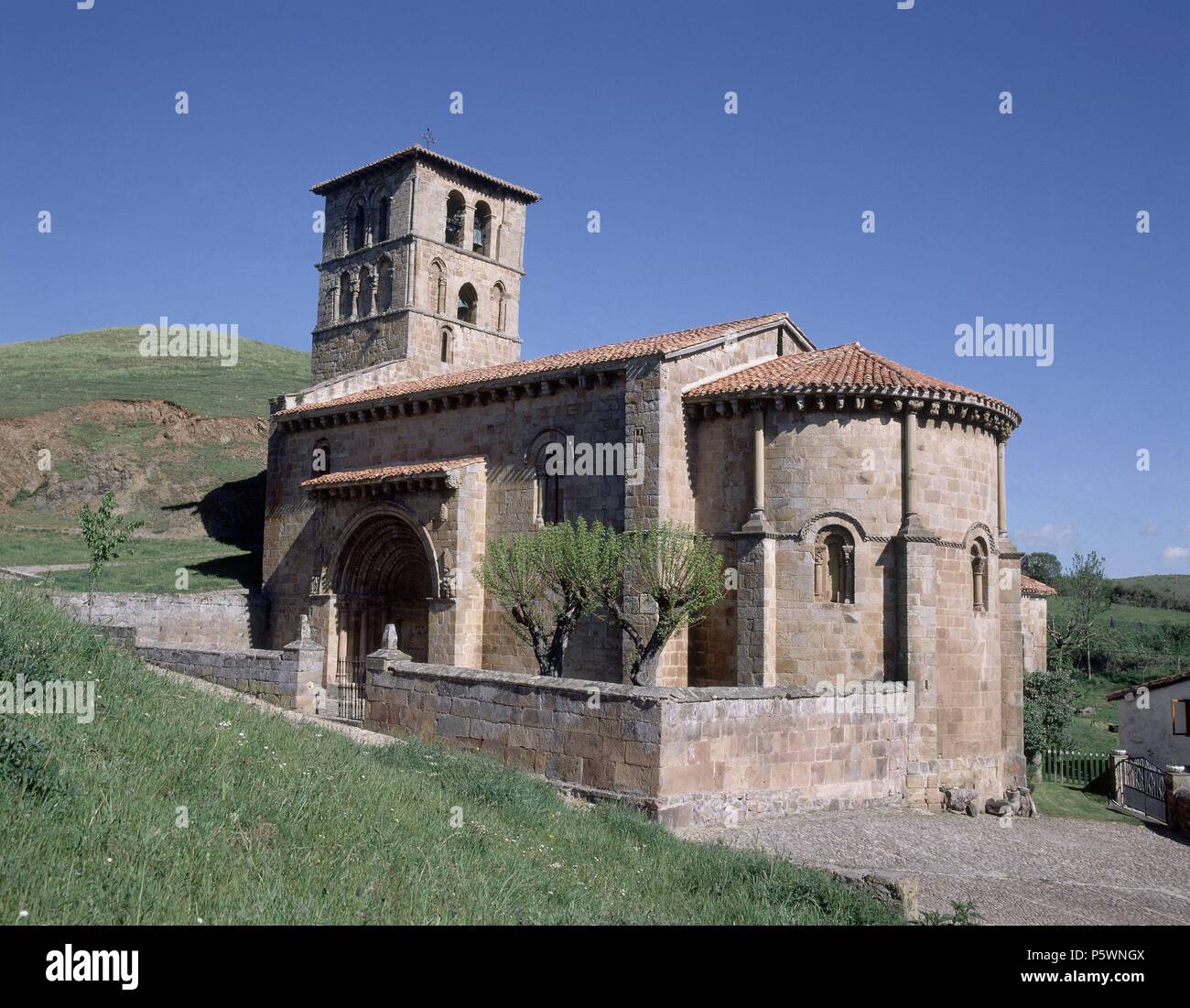 EXTERIOR - TEMPLO ROMANICO - S XII. Location: COLEGIATA DE SAN PEDRO ...