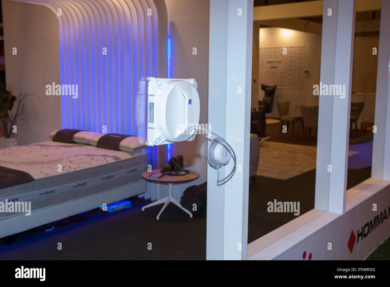 HOBOT 268 Window cleaner robot from Smartbot company, cleanning a room ...